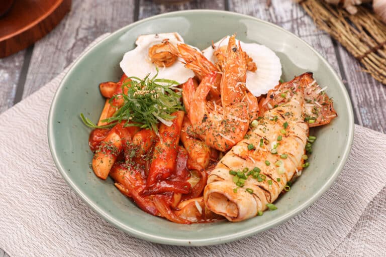 Spicy Seafood Tteokbokki - Pizzamaru Thailand